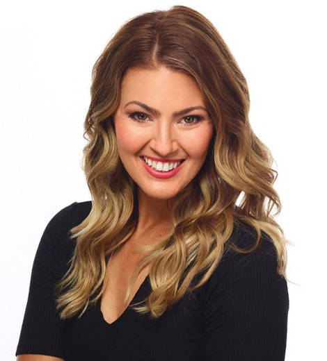 Amanda Balionis - Age, Instagram, Yoga, Boyfriend -Biography