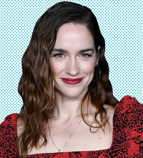 Melanie Scrofano - Age, Letterkenny & Married - Biography