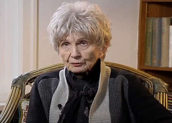 Alice Munro - Bio, Writer, Canadian literature and Nobel Prize Winner