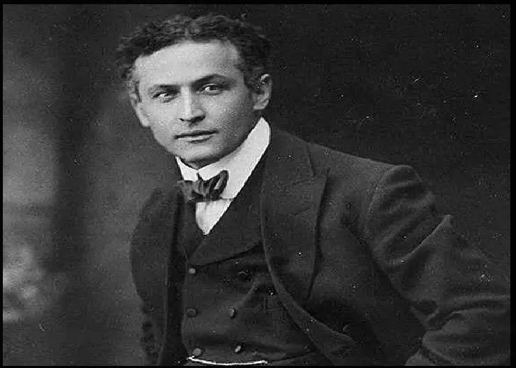 Harry Houdini - Magician, Escape Artist and Entertainer
